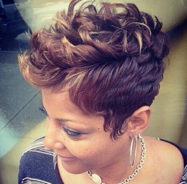 21 Short Hairstyles for Round Faces - Styles Weekly