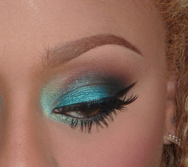 21 Stunning Ways to Wear Teal This Fall - Styles Weekly