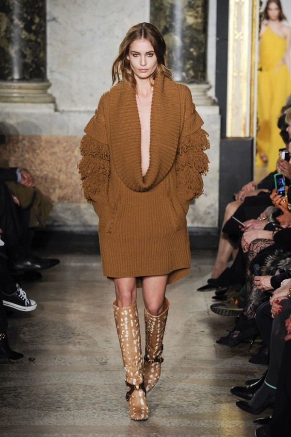 22 Plunging Neckline Looks for This Fall/Winter - Styles Weekly