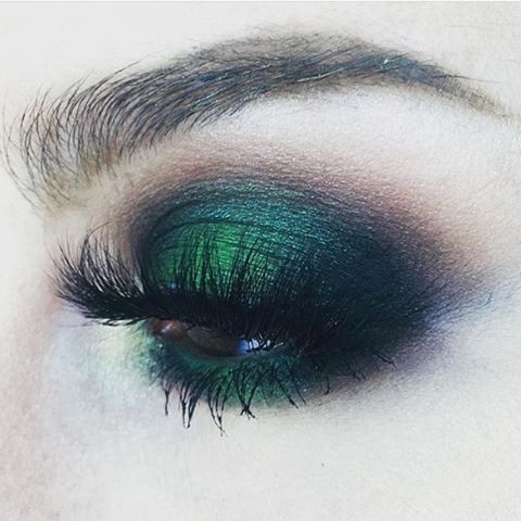 10 Amazing Makeup Looks Featuring Green Eye Shadow - Styles Weekly