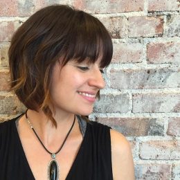 20 Feminine Short Haircuts for Wavy Hair - Styles Weekly