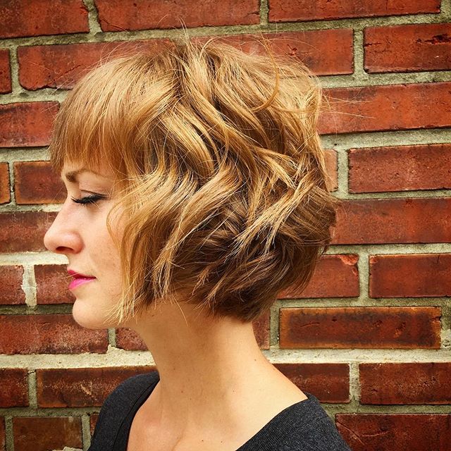 20 Feminine Short Haircuts for Wavy Hair - Styles Weekly