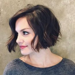 20 Feminine Short Haircuts for Wavy Hair - Styles Weekly